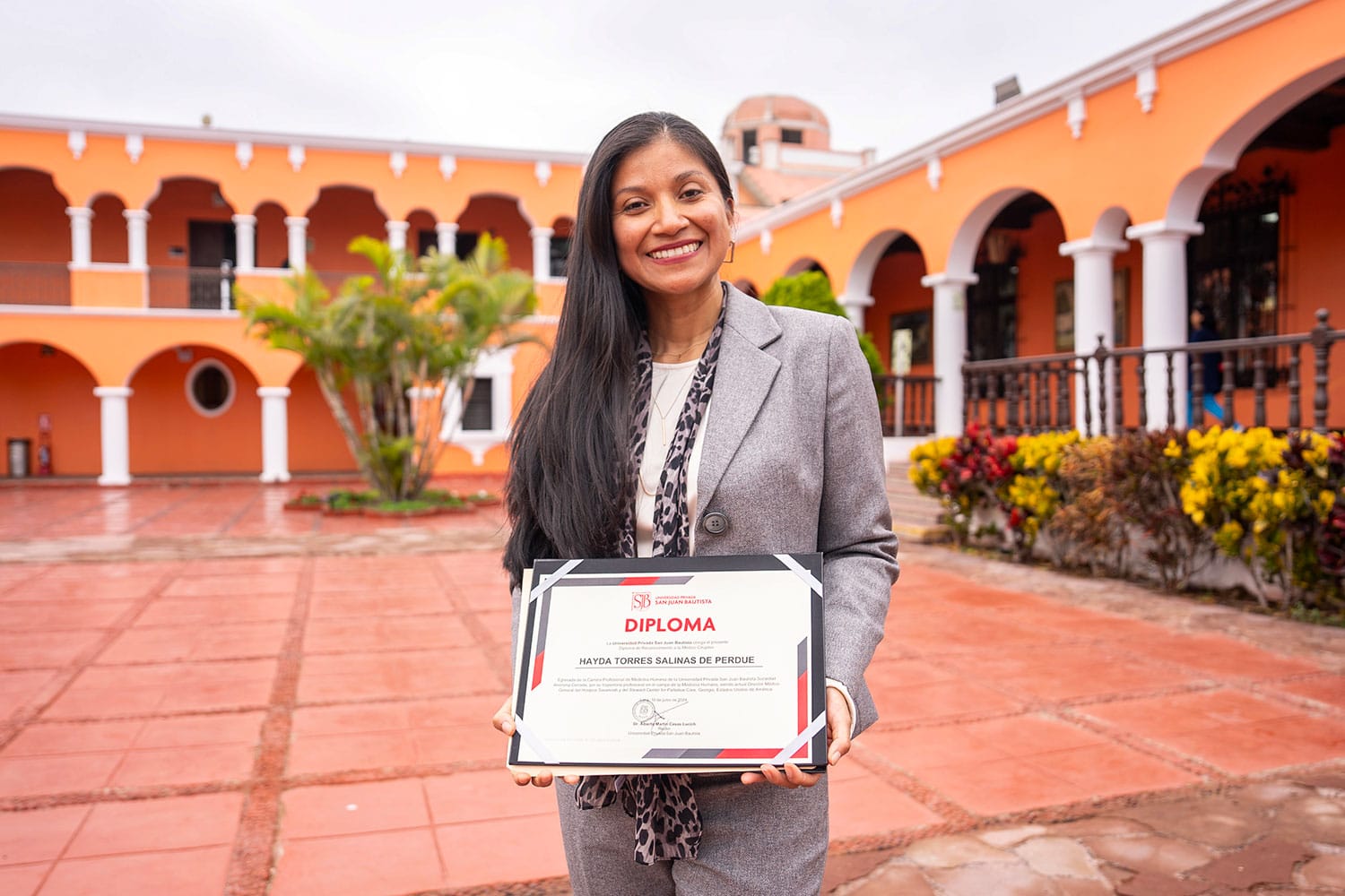Hayda Torres Salinas: Egresada UPSJB triunfa como Directora Médica en ...